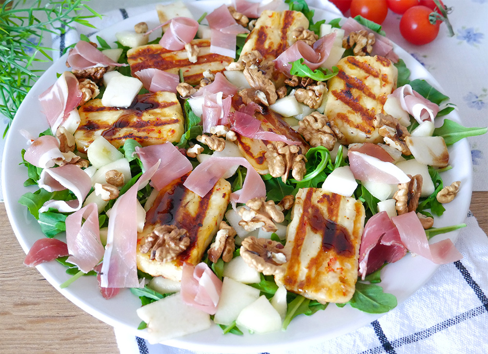 Sałatka z serem halloumi i rukolą